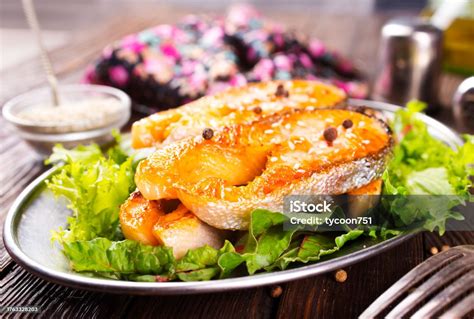 나무 테이블에 향신료와 야채를 곁들인 연어 스테이크 튀김 0명에 대한 스톡 사진 및 기타 이미지 0명 건강한 식생활 고기 Istock