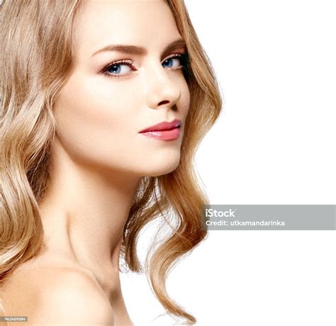 아름다움의 여자 얼굴 초상화입니다 아름 다운 스파 모델 완벽 한 신선한 깨끗 한 피부를 가진 여자 금발 여자 카메라 보고 웃 고 건강관리와 의술에 대한 스톡 사진 및 기타