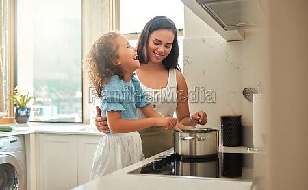 Entzückendes kleines Mädchen und ihre Mutter haben Stockfoto Bildagentur PantherMedia