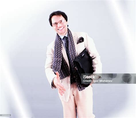 성공으로 가는 길에 비즈니스 라이프 흰 양복과 안경을 쓰고 서류 가방을 들고 미소를 지으며 손을 뻗어 하얀 배경에 인사를 건네는 의도적인 활기찬 남자 감정 시리즈에 대한