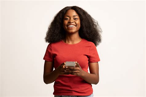 멋진 애플 리 케이 션 손에 스마트폰으로 긍정적인 아프리카 계 미국인 여자의 초상화 전화에 대한 스톡 사진 및 기타 이미지 전화 스마트폰 여자 Istock