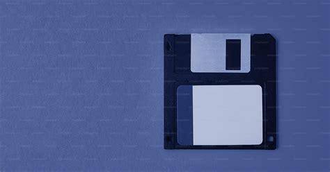 파란색 배경에 검은색 플로피 디스켓 빈티지 컴퓨터 디스켓 클로즈업 사진 Unsplash의 사무실 이미지