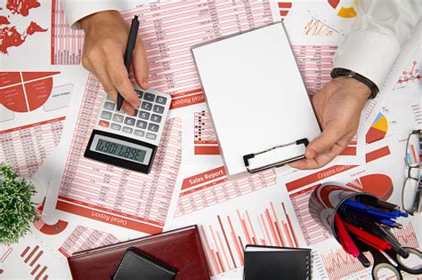 바로 위의 사업가 작업 및 계산 금융의 보기 읽고 보고서를 작성합니다 비즈니스 재무 회계 개념입니다 검사 보기에 대한 스톡 사진 및 기타 이미지 Istock