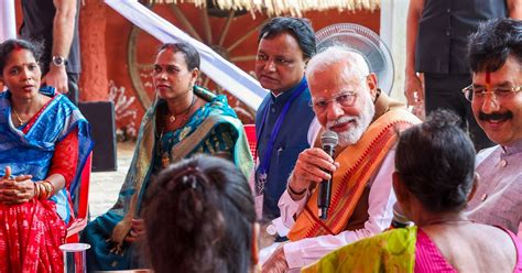 Pm Modi Interacts With Pmay Beneficiaries In Bhubaneswar Slum