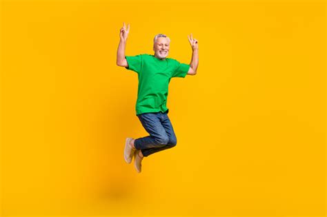 활동적인 활기찬 남자의 전체 길이 사진은 손가락이 노란색 배경에 격리된 V 기호를 보여줍니다 65 69세에 대한 스톡 사진 및 기타 이미지 Istock