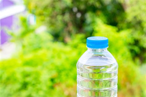 병 물 정원에서 나무와 나무 모호한 Bokeh 배경에서 플라스틱을 만든 패키지 또는 제품에 대 한 벽지를 사용 하 고 이미지를 새로 고침 3차원 형태에 대한 스톡 사진 및