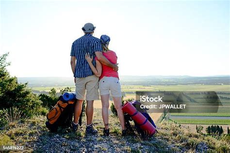 아름다운 일몰 풍경을 감상 하는 산악 트레킹에 젊은 커플 배낭 건강한 생활방식에 대한 스톡 사진 및 기타 이미지 건강한 생활방식 걷기 관광객 Istock