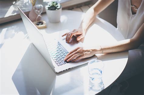 빛의 나무 테이블에 앉아 하는 동안 랩톱 컴퓨터에서 손을 가리키는 아름 다운 여성 현대 집의 거실 색 검색에 대한 스톡 사진 및 기타 이미지 Istock