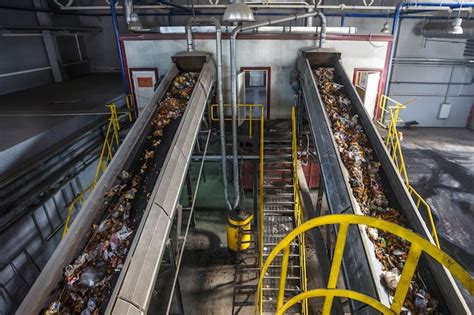 현대적인 폐기물 재활용 가공 공장 폐기물 분리 및 분류 수집 재활용 및 추가 처리를 위한 폐기물 저장 프리미엄 사진