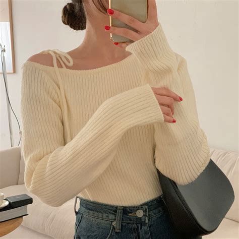 발레코어 언발 오프숄더 트임 리본 끈 니트 에이블리