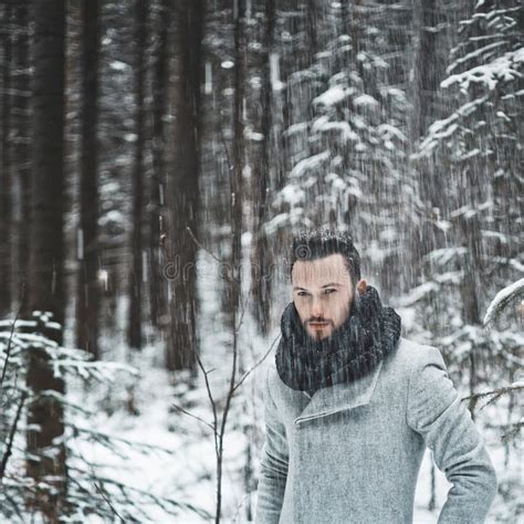 Модный красивый человек в пальто зимы Стоковое Фото изображение насчитывающей Lifestyle глаза