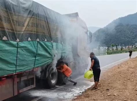 黄石公路：大货车轮胎自燃 公路人奋力扑救 湖北省交通运输厅公路管理局