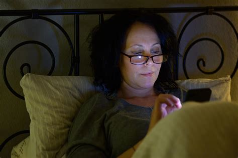 밤에 침대에서 그녀의 모바일을 사용하여 히스패닉 여자 밤 하루 시간대에 대한 스톡 사진 및 기타 이미지 밤 하루 시간대 성년 여자 전화 Istock