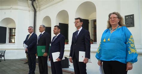 Зеленський прийняв вірчі грамоти у послів 5 держав Тепер вони