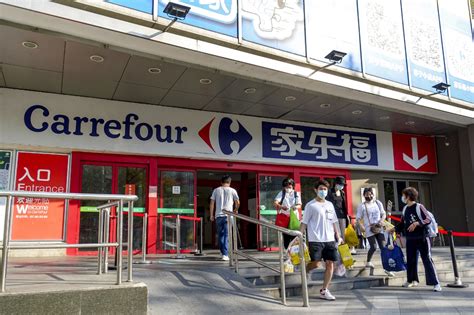 上海商超逐步恢复线下营业 市民凭证有序入场采购