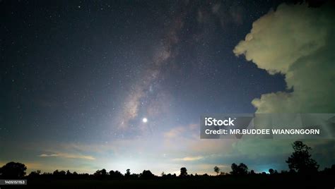 밤 풍경 은하수 길 어두운 하늘과 별이 빛나는 루프 은하수 밤하늘과 별 0명에 대한 스톡 사진 및 기타 이미지 0명 겨울 경관 Istock