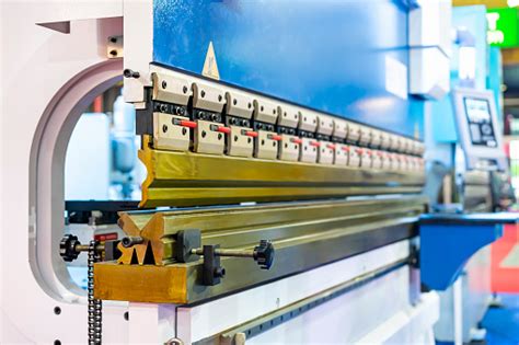 상부 이동 굽힘 블레이드 또는 펀치를 닫고 산업용 금속 판 형성을위한 자동 및 고정밀 Cnc 유압 프레스 벤딩 기계의 다이를 수정하십시오 Cnc 장치에 대한 스톡 사진 및