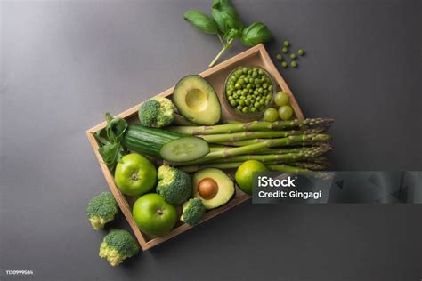 녹색 건강 식품 깨끗 한 먹는 야채 아스파라거스 오이 바 질 녹색 완두콩 아보카도 브로콜리 라임 사과 포도 어두운 배경에 브로콜리 평면도 개념에 대한 스톡 사진 및 기타