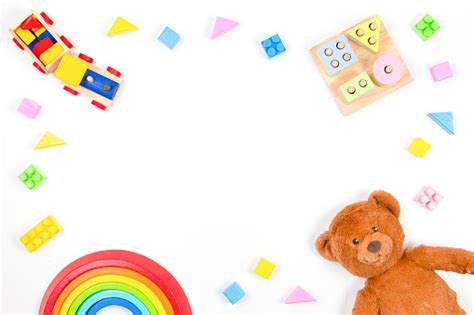 아기 아이 장난감 배경 나무 교육 기하학적 스태킹 블록 장난감 나무 기차 무지개 테디 베어와 흰색 배경에 다채로운 블록 0명에