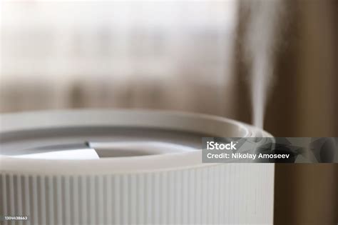 현대 공기 가습기에서 증기 집에서 아로마 오일 디퓨저 집에서 사는 것의 안락함을 향상하고 웰빙을 향상시킵니다 초음파 증기 기술 가습기에 대한 스톡 사진 및 기타 이미지
