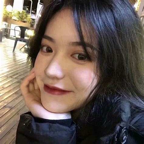 女生头像 托腮