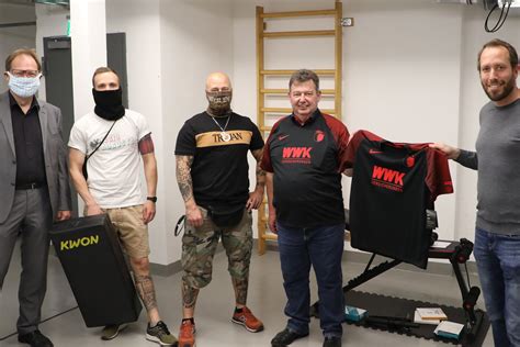 Ulrich Biesinger Tribüne E V Stiftet Fitnessgeräte Für Ex Häftlinge Fc Augsburg