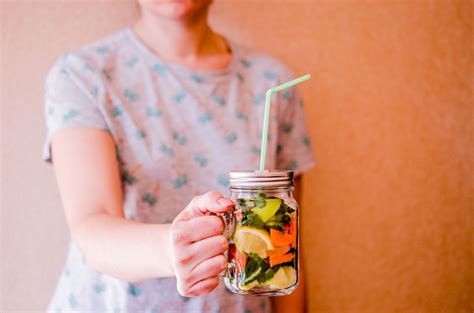 여성의 손에 스무디를 위한 유리에 신선한 야채와 과일 건강한 생활방식에 대한 스톡 사진 및 기타 이미지 건강한 생활방식 건강한 식생활 과일 Istock