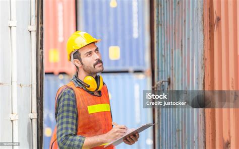 클립보드 체크리스트를 들고 화물에서 컨테이너 상자를 확인하는 노동자 남자 건설 산업에 대한 스톡 사진 및 기타 이미지 건설 산업 건설업자 검사 보기 Istock