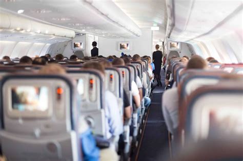 飛行機の機内で男女が「性行為」、気づいた客室乗務員が驚きの行動に出る Frontrow