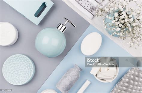 뷰티 케어 평면도비누 수건 세라믹 파스텔 블루 그릇 실버 화장품 가방 액세서리의 우아한 화장품 세트 흰색 나무와 회색 종이 바탕에 꽃 가방에 대한 스톡 사진 및 기타 이미지