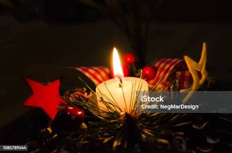 눈과 나무 배경 축제 분위기와 우아한 촛불과 크리스마스 장식 굽기 0명에 대한 스톡 사진 및 기타 이미지 0명 12월 2019년 Istock