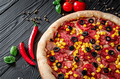 다양한 종류의 고기로 맛있고 큰 피자 소시지 햄 옥수수 올리브 피자 건강에 좋지 않은 음식에 대한 스톡 사진 및 기타 이미지 건강에 좋지 않은 음식 고기 고추류