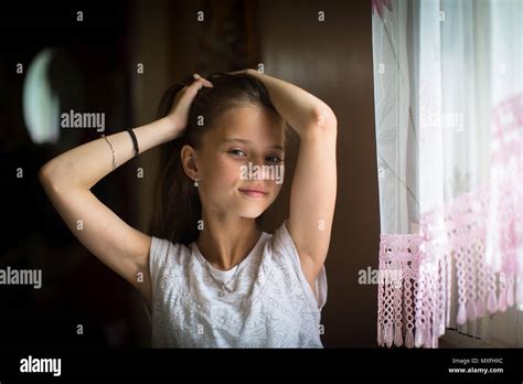 Süße 10 jährige Mädchen für Kamera auf den Tisch stellen