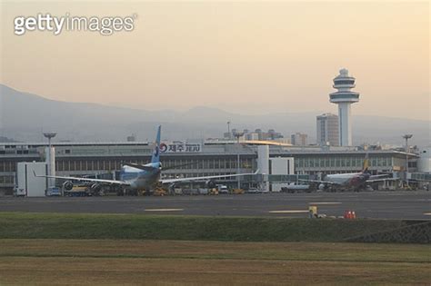 가을2비행기대한항공아시아나주차활주로관제탑제주국제공항제주시제주도 이미지 A13045831 게티이미지뱅크