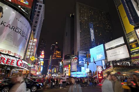广场 横图 彩色 室外 特写 旅游 办公楼 美景 城市风光 城市 道路 建筑 街道 路 霓虹灯 商场 夜景 公路 纽约 美国 游人 广告牌 图片 景观 灯光 曼哈顿 交通 辉煌 现代建筑 旅游