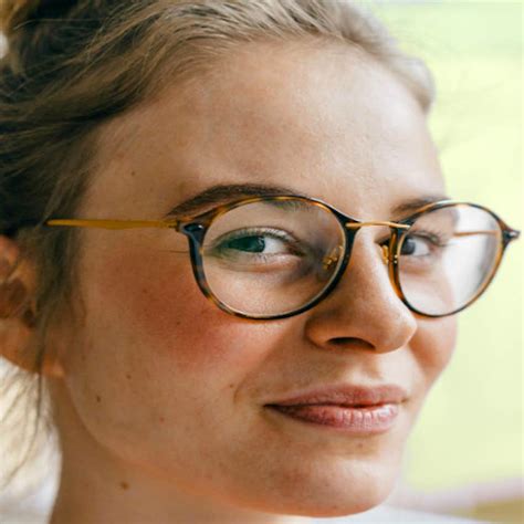 8 Tiny Ways To Make A Person Want You From The Moment They Meet You