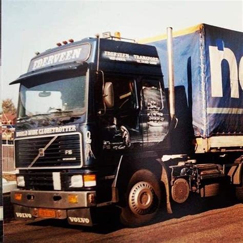 Grote Vrachtwagen Op De Weg Naast Het Bos