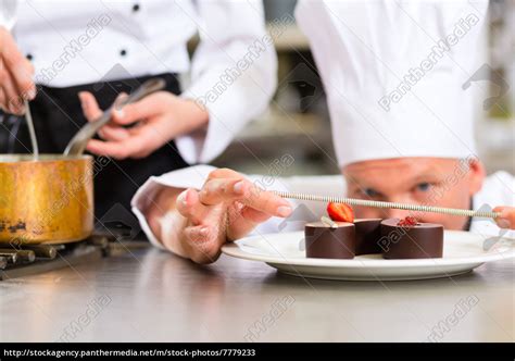 Koch als Patissier kocht im Restaurant Dessert - Lizenzfreies Bild ...