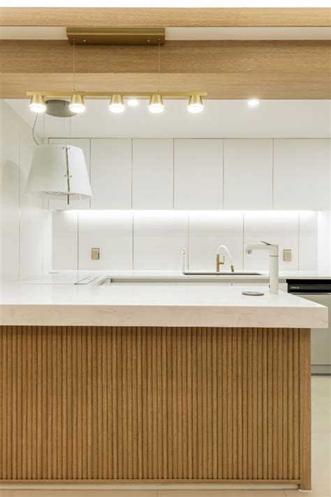 템바보드 포인트의 화이트 우드 인테리어 인테리어 건축 실내 장식 집 인테리어