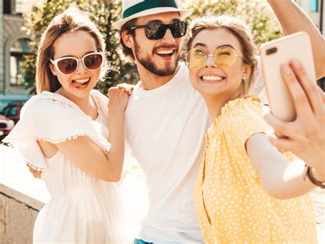 Grupo De Tres Jóvenes Amigos Con Estilo En La Calle Hombre Y Dos