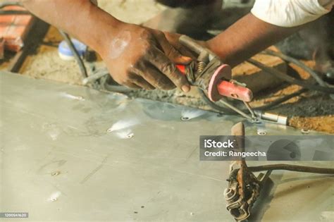 도구와 알루미늄의 금속 용접을하고 인도 노동자 노동자 손 강철에 대한 스톡 사진 및 기타 이미지 강철 건설 산업 검사자 Istock