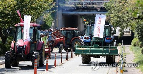 트랙터 끌고 낙동강 하굿둑 개방 반대