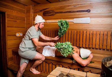 Парение в русской бане правила этапы и техники правильного классического парения с веником и