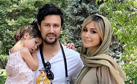 شاهرخ استخری بازیگر و همسرش در اروپا کنار درخت کریسمس عکس