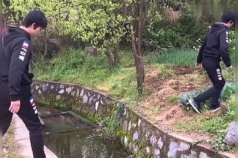 兄弟你厉害了,空中行走,这是啥原理 ,哪位大神来解释一下。 兄弟你厉害了,空中行走,这是啥原理 ,哪位大神来解释一下。