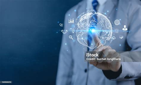 지구를 만지는 사업가 기술과 아이콘 디지털 링크 기술 글로벌 성공 빅 데이터 3차원 형태에 대한 스톡 사진 및 기타 이미지 3차원 형태 개념 개념 기호 Istock