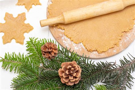 크리스마스와 새해를 축하하는 전통 가족이 운영하는 홈 베이커리는 전통적인 휴일 과자를 준비합니다 압연 진저 브레드 반죽 눈송이의