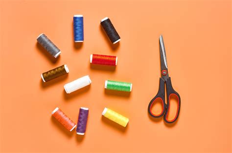 작업장에서 오렌지 재단사 책상에 화려한 스레드와 흩어져 봉 제 액세서리 가위와 스풀 맨 위 보기 클로즈업 가위에 대한 스톡 사진 및 기타 이미지 Istock