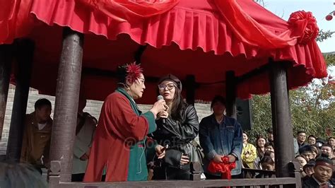 海南姑娘出大招了😂万岁山武侠城王婆说媒开封王婆说媒现场太顶了王婆说媒迎来高颜值男生开封王婆太有梗了开封景区王婆爆火万岁山武侠城高清