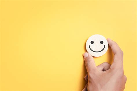 고객 만족 서비스 개념 만족도를 평가하기 위해 웃는 얼굴 아이콘이 있는 나무 블록을 들고 있는 손 만족도 경험 평가 및 서비스 리뷰 개념에 대한 스톡 사진 및 기타 이미지